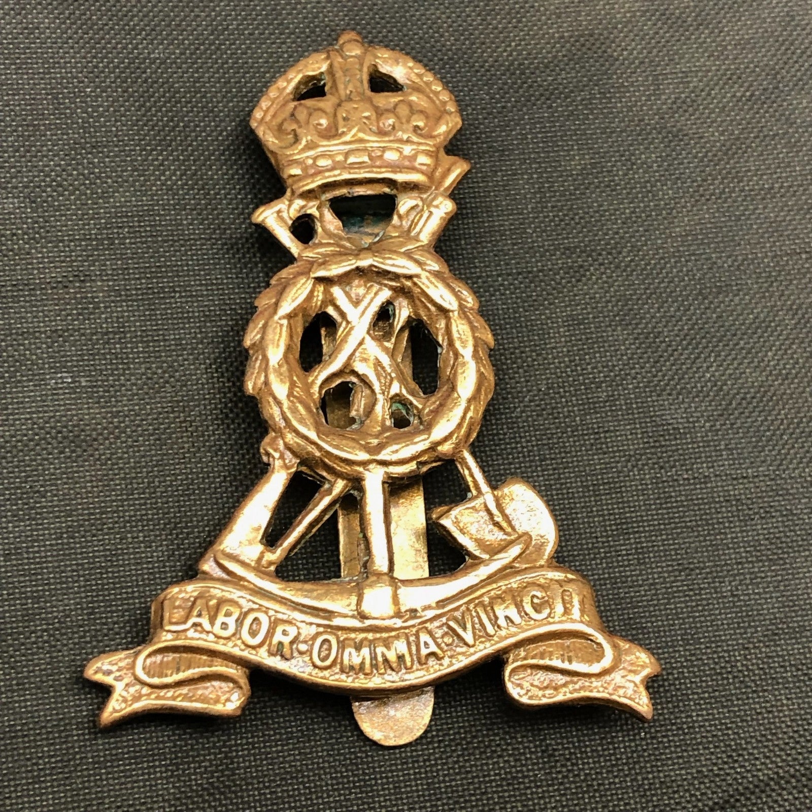Original British Army Cap/Beret Badge - Labour Corps