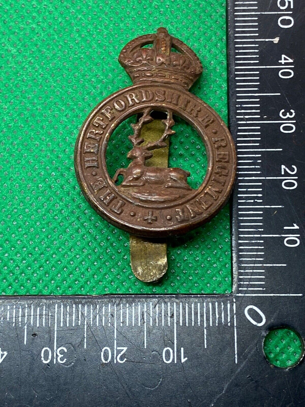 Original British Army WW1 / WW2 The Hertfordshire Regiment Cap Badge ... Original British Army WW1 / WW2 The Hertfordshire Regiment Cap Badge ...